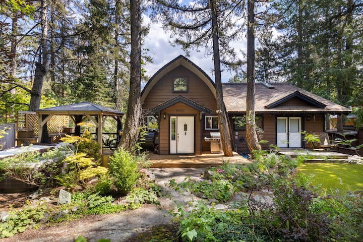 Beautiful & Private 3 Bedroom 4 Bath Chalet - Whistler Blackcomb