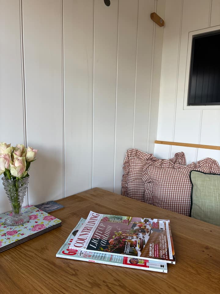 Cottage Garden Shepherd Hut With Meadow Views - 사우스 다운즈