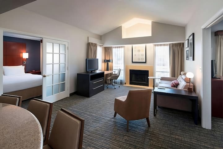 Indulge In Home-like Comfort! Breakfast, Parking! - Phoenix, AZ