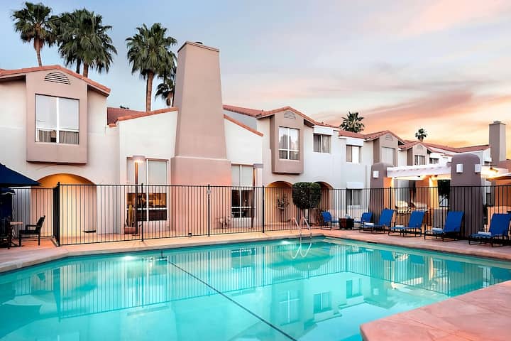 A Place You'll Surely Enjoy! Parking Onsite, Pool! - Scottsdale, AZ