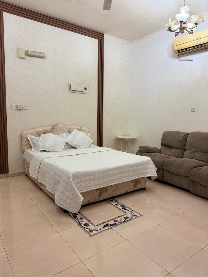 غرفه ودوره مياه خاصه بها ولها مدخل عرض مؤقت - Salalah