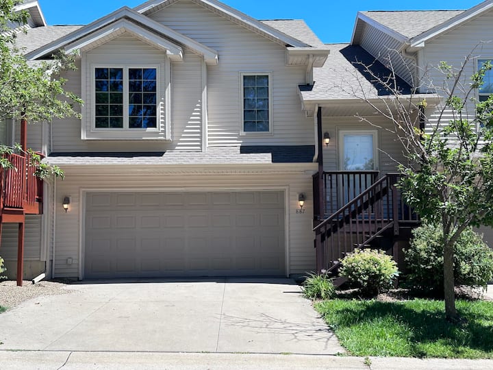 Carver Townhouse @ 887 Karisa Lane - Lake Macbride State Park, Solon