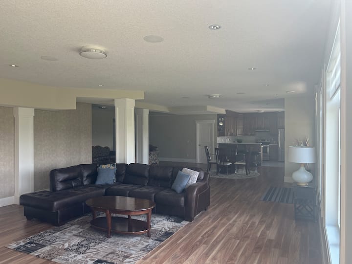 Walkout Basement Over 3000 Sq Ft - チェスターミア
