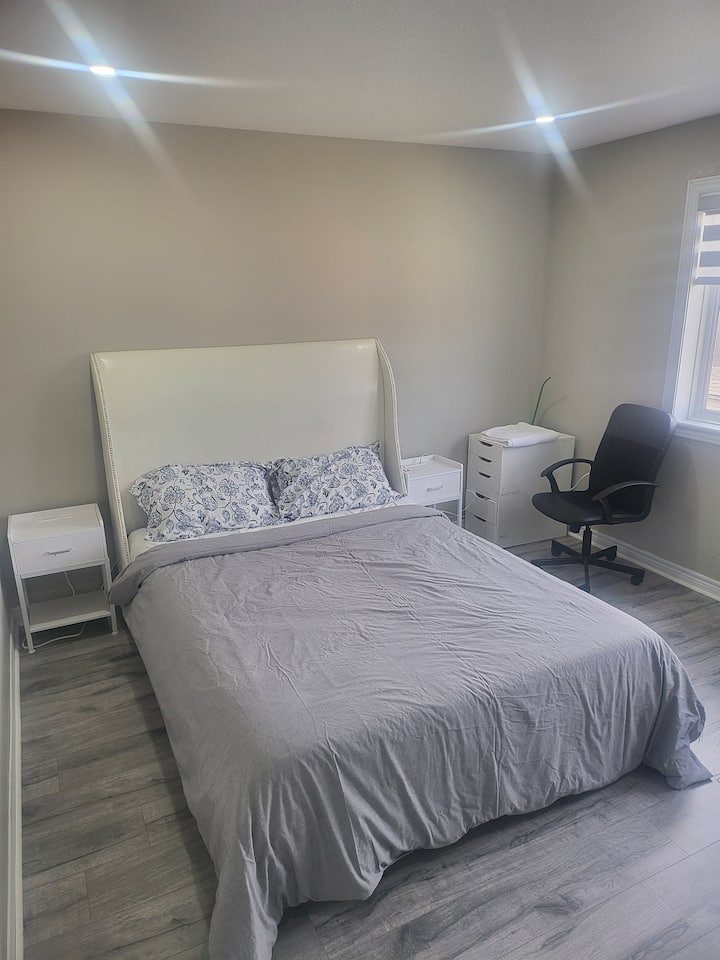 2 Beds Crash At Lovely Room In Binbrook - Hamilton