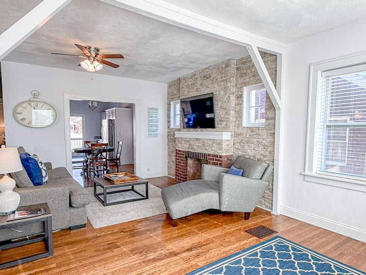 ＊Tower Grove Getaway ＊ Hot Tub ＊ Massage Shower＊ - St. Louis, MO