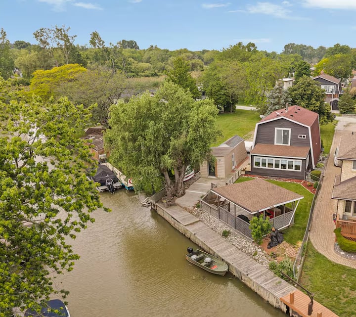 Belle River Cottage | Waterfront | Kayaks | Fire - Lakeshore