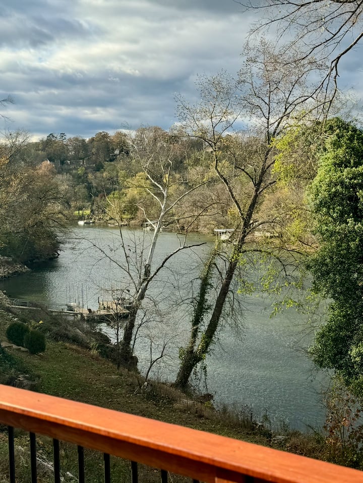 Waterfront Holston House
Sleeps 10 • Near Ut - Neyland Stadium Knoxville