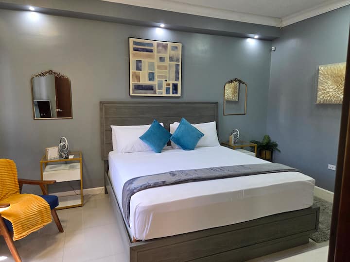 Paradise Haven At Hamptons (Across From Ac Hotel) - Kingston