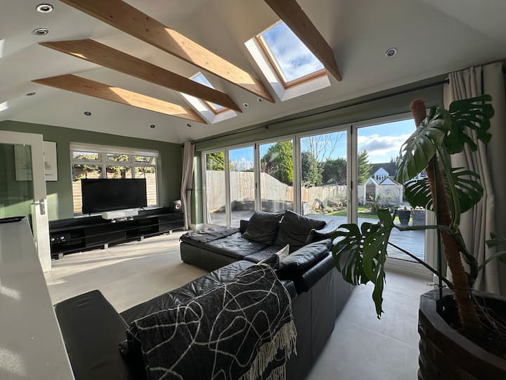 Luxury 3 Bed Cottage With Sauna, Chobham, Sleeps 6 - Woking