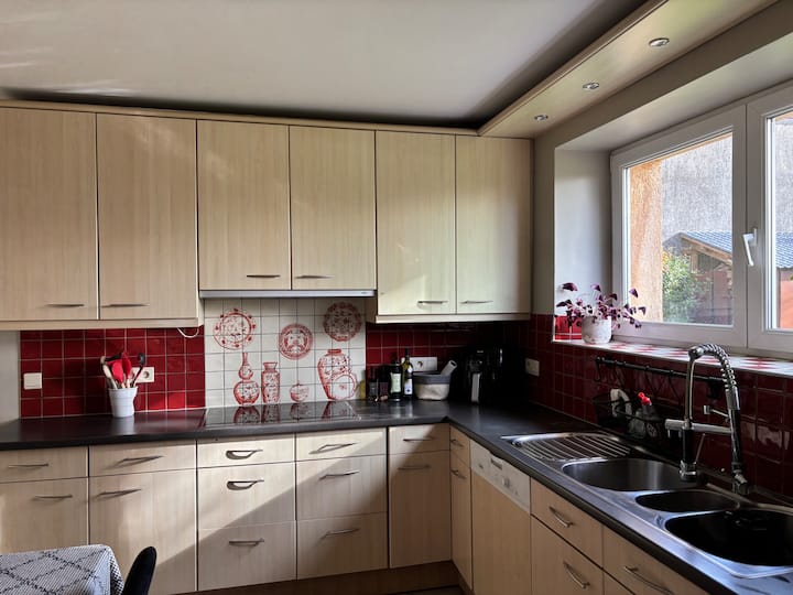 Cosy, Calm And Bright Room - Arlon