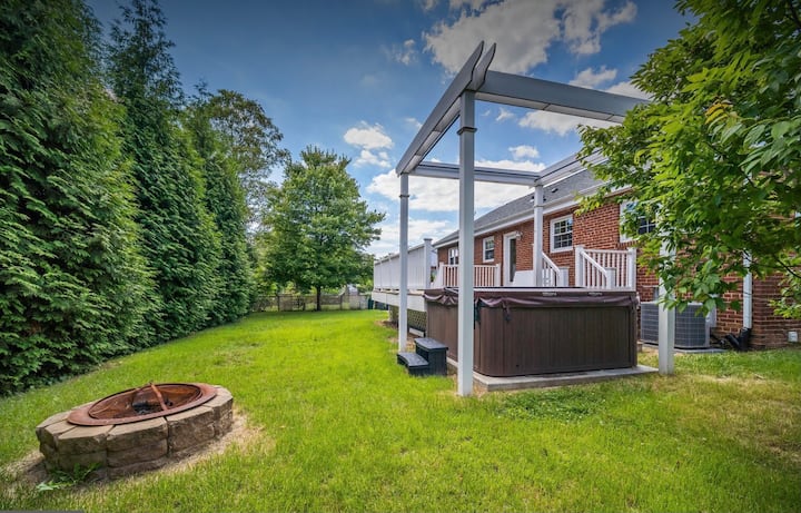 Home For Lovers And Friends - Arlington, VA