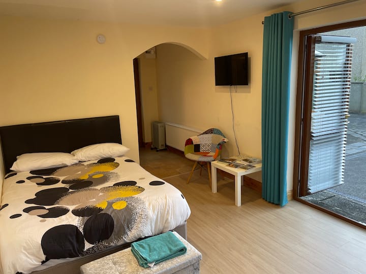 Charming Stand Alone Studio Apartment/ Granny Flat - Tralee