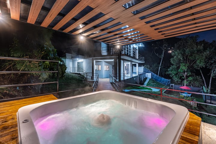 Manoir Sécurisé: 5 Chambres, Jacuzzi, 9 Lits - Medellín