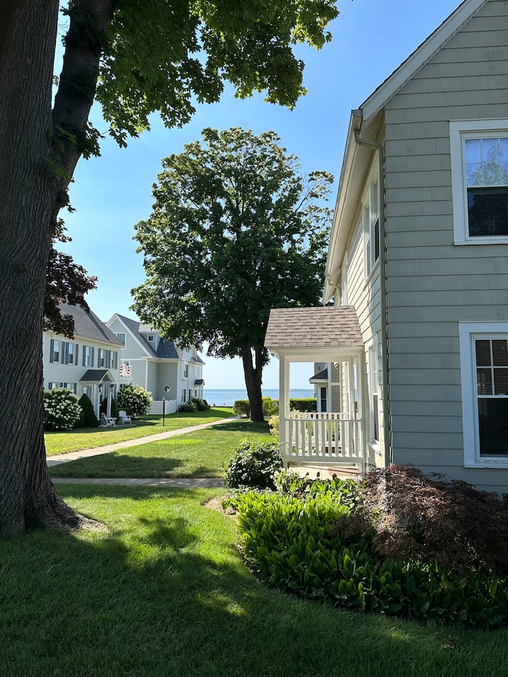 Beachfront Coastal Cottage 6br / 2.5ba - Madison, CT