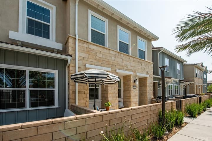 Spacious, Upgraded 3 Bedroom Th - Santa Clarita