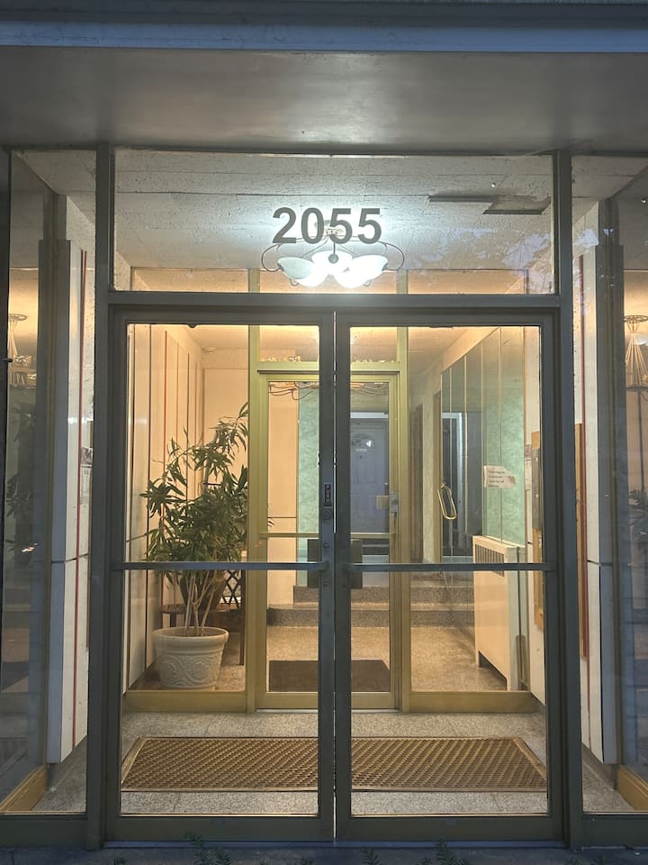 Northside Chicago Condo With Free Assigned Parking - Evanston, IL