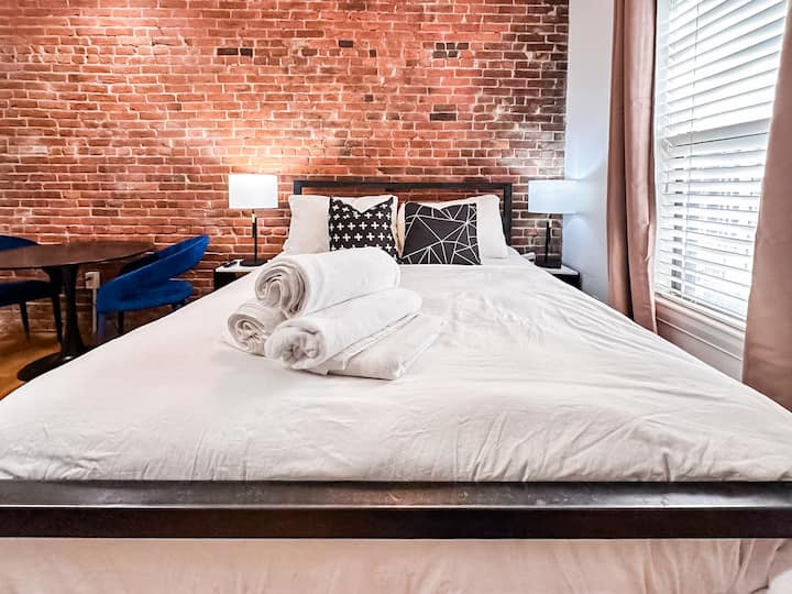 (476-9) Queen Studio, Back Bay/ South End, W/d. - Boston, MA