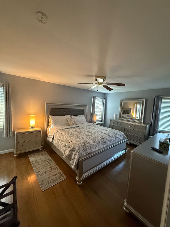 900 Square Feet Of Serene Living With King Suite - Harrison, NJ
