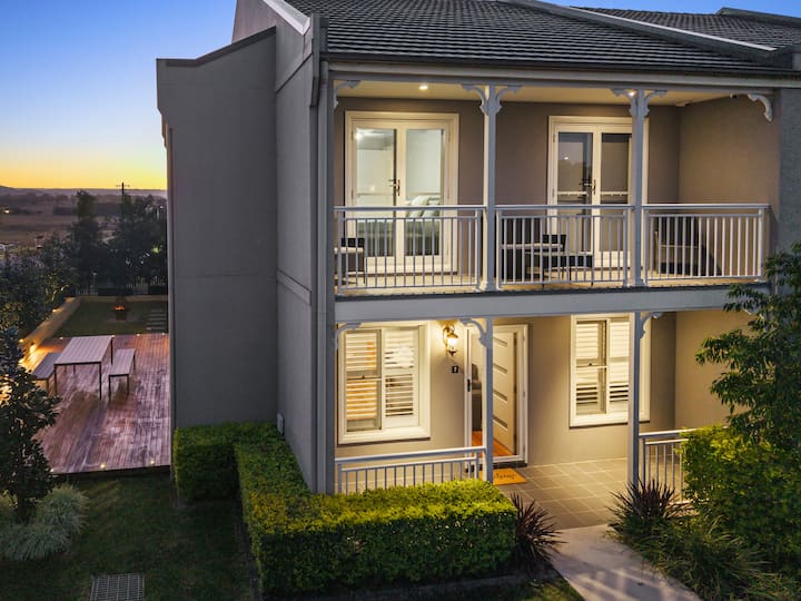 Modern 2-storey Home — Opposite Camden Valley Inn - Sydney