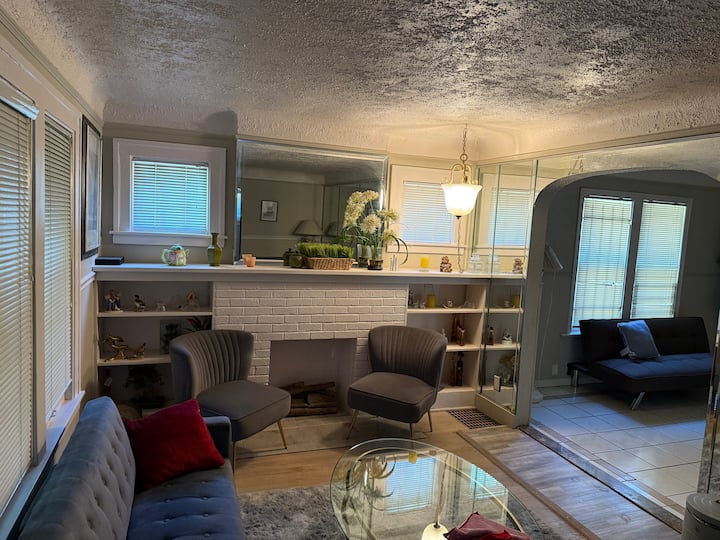 Warm And Spacious Home In The Heart Of The City ! - Warren, MI