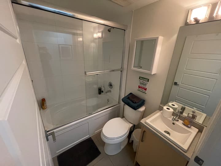 The Sunrise Suite - Cozy Space In Hastings Sunrise - Playland Amusement Park