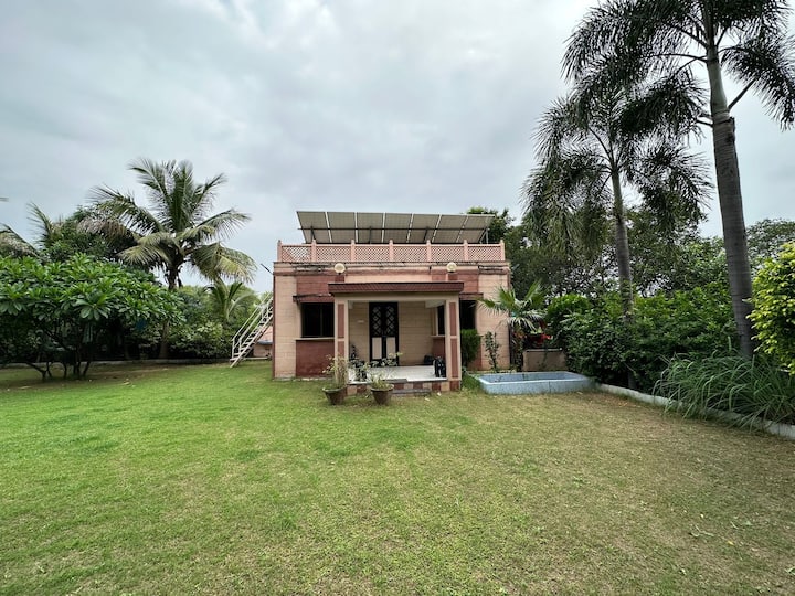 Luxe Farmstay Pvt 1 Br Ilawn-gazebo-bathtub-lounge - Ahmedabad
