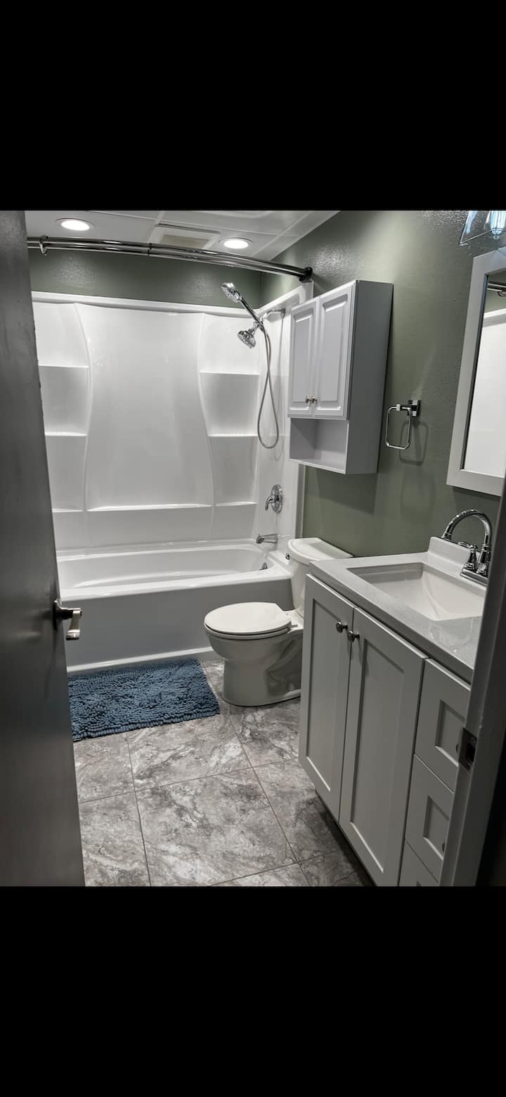 Private Room, Hottub, Sauna, Gym - Gresham, OR