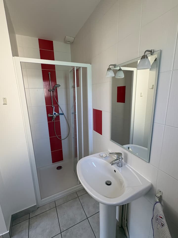 Chambre Dans Maison Simple Et Accueillante. - Vichy