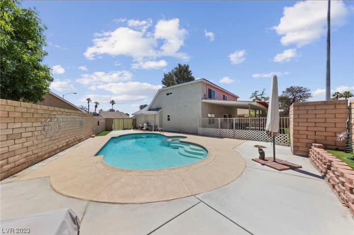 Vegas Oasis Pool Retreat 10 Min From Strip/stadium - 拉斯維加斯, NV