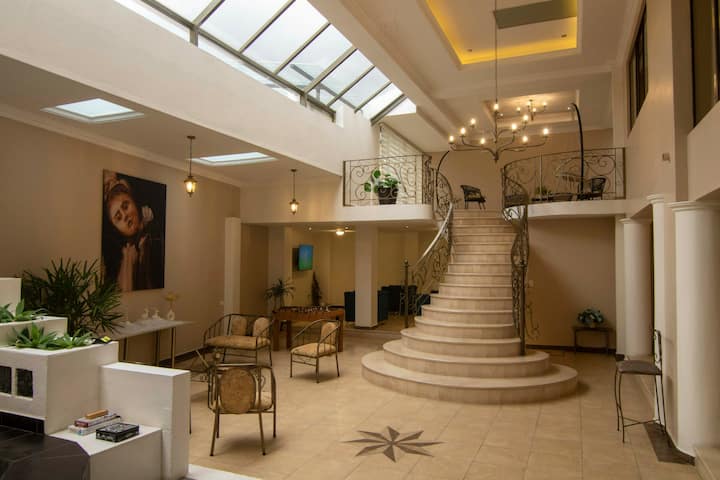 Casa De Lujo/excelente Ubicación - Cuenca