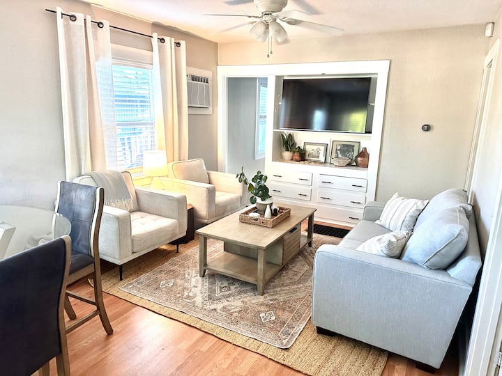 Central Sacramento Bungalow. - Sacramento, CA