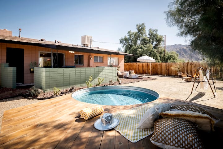 Hot Tub Time Machine - Vintage Couples Oasis - Twentynine Palms, CA