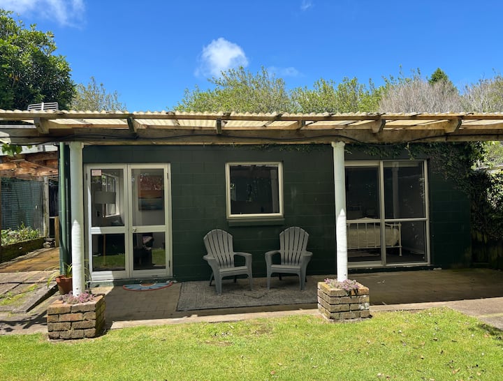 Peaceful Garden Sleepout - Taranaki