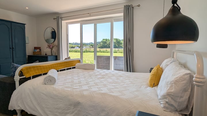 Beach Front Surfers Paradise Studio Flat - Guernsey