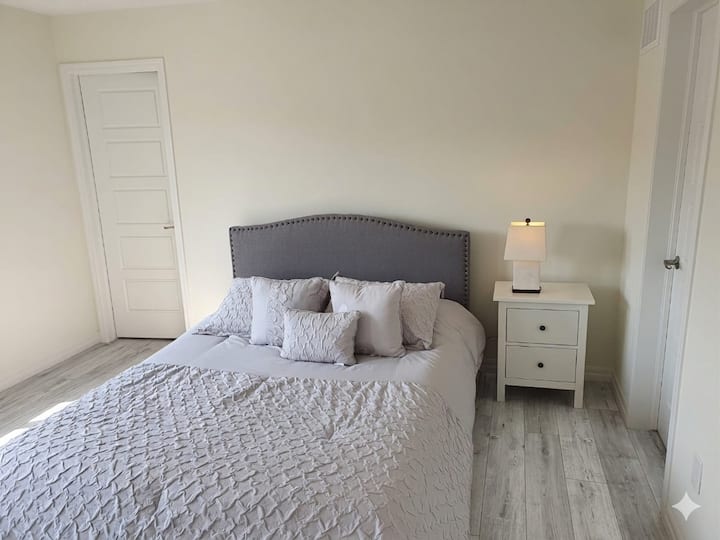 4 Bedroom Town Home | Private Ensuite Office - Milton