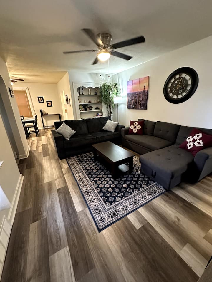 Sleeps 8, Ysu, Fairgrounds, Ev1, (Fenced Backyard) - Campbell, OH