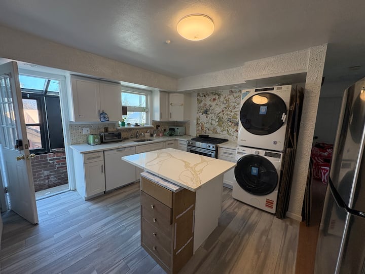 Queen Size Bed Room - Staten Island, NY