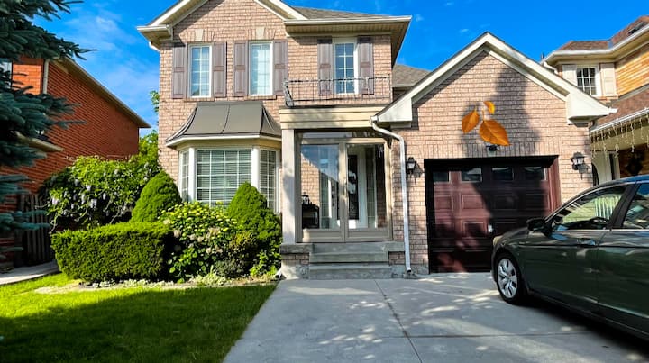 Cozy 1 Queen Bed+ 1 Sofa Bed Stay - Brampton
