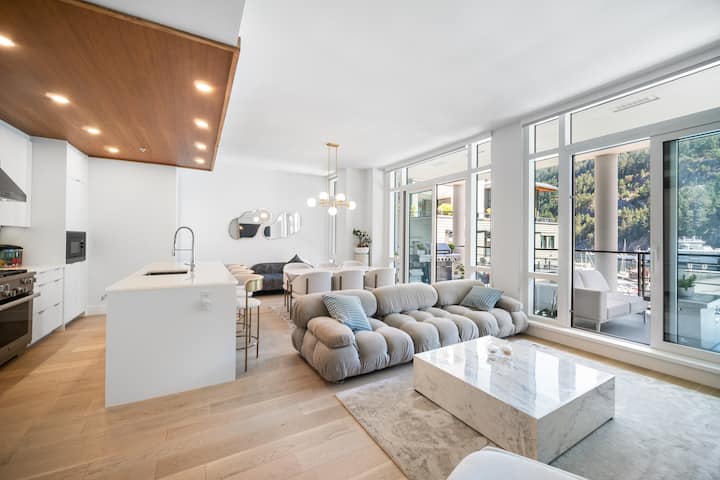 Waterfront Cozy 2 Bed 2 Bath Apt - West Vancouver