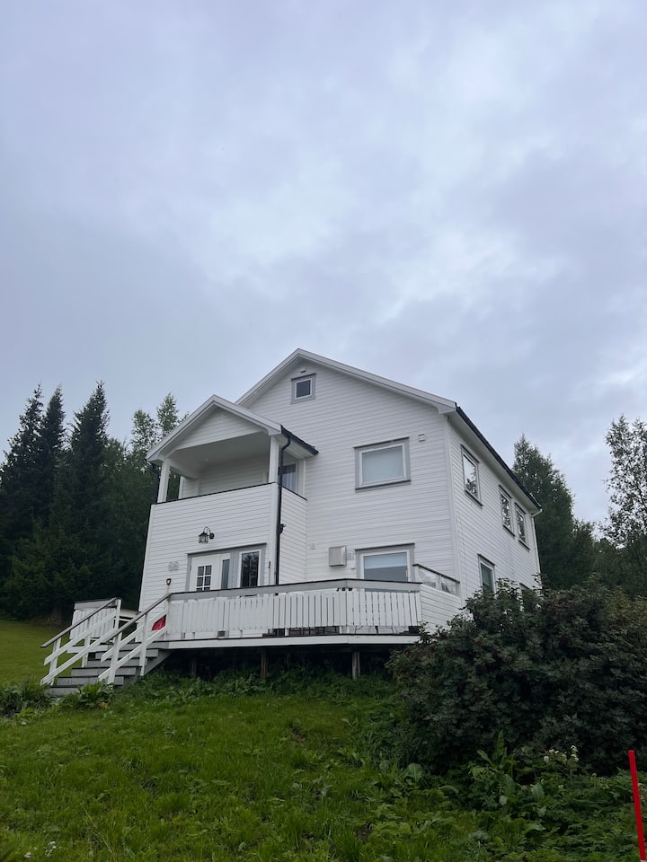 Flott 2 Etasjes Hus På Bondegård - Alta
