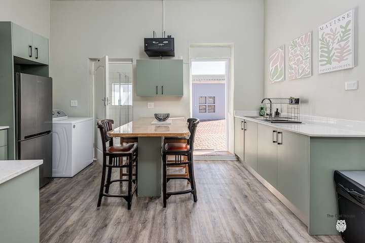 Self-catering 3-bedroom 14-sleeper House - Gqeberha
