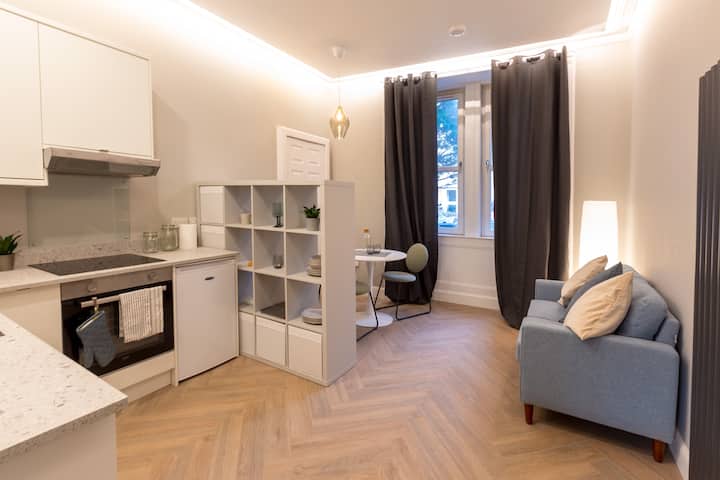 West-end, City Centre Apartment. - Edinburgh