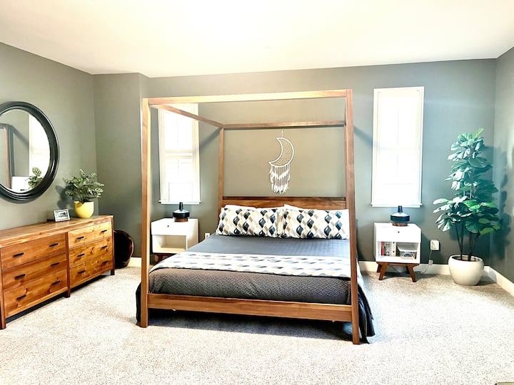 Light Filled Master W/ Huge Bathroom And Fire Pit - Novato, CA