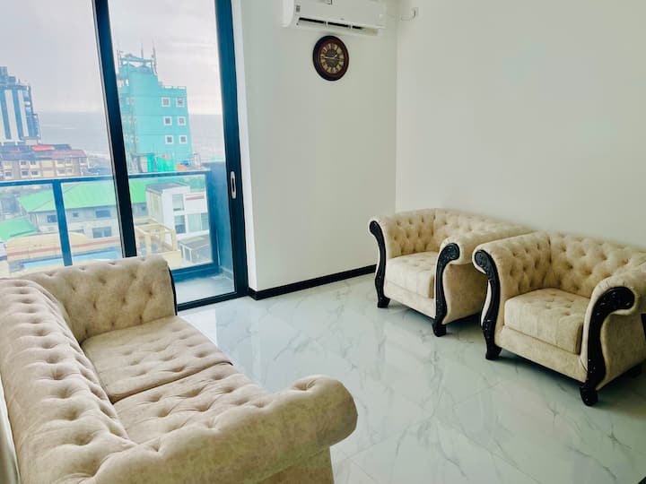 “Peak” At The Ocean! - Colombo