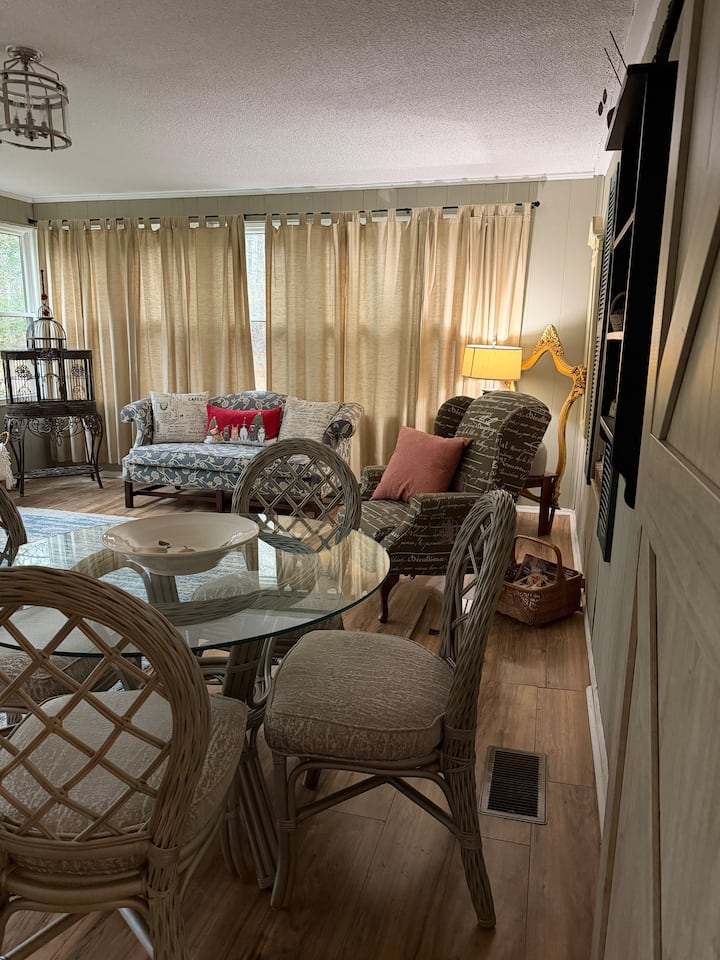 Enchanted Holiday Cottage - Williamsburg, VA