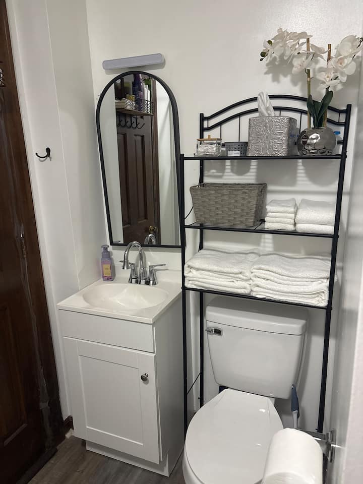 Private Guesthouse In Greenville - 그린빌