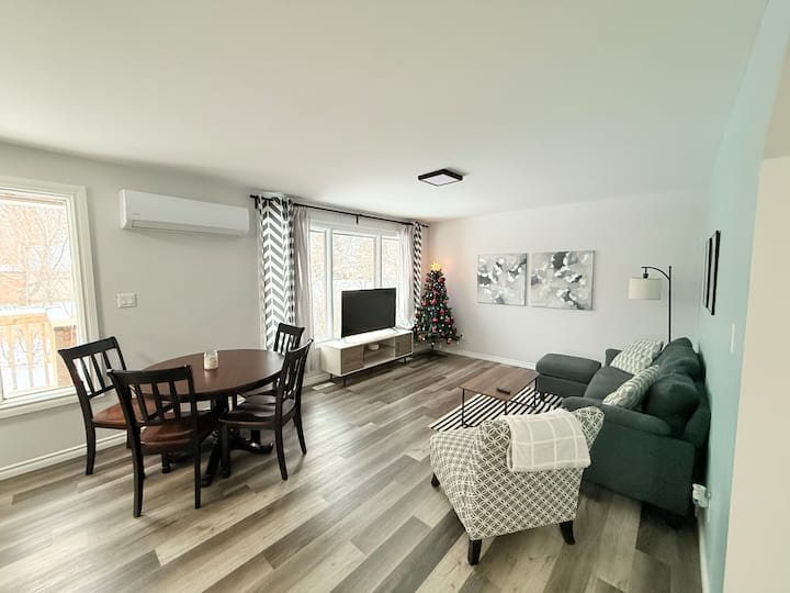 Spacious 4-bed Retreat: Free Parking + Rec Room - Manitoba