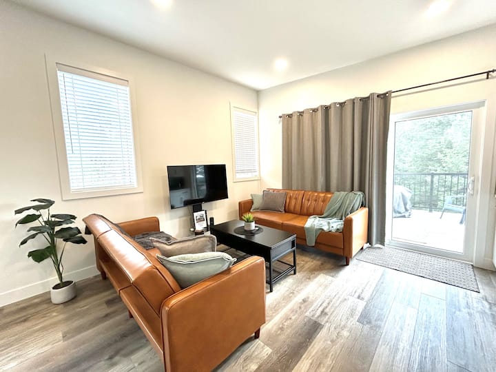Mountainside Getaway With Games Room - Bellevue, AB