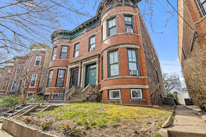 Beautiful Green-door Brownstone - Jersey City