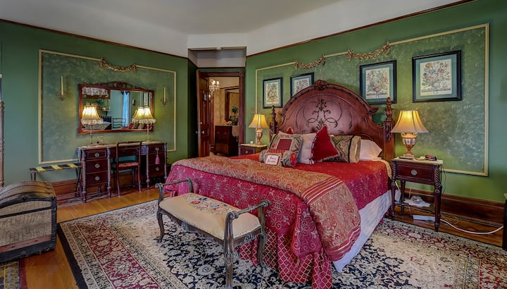 Richard's Den, Schuster Mansion B&b - Milwaukee, WI